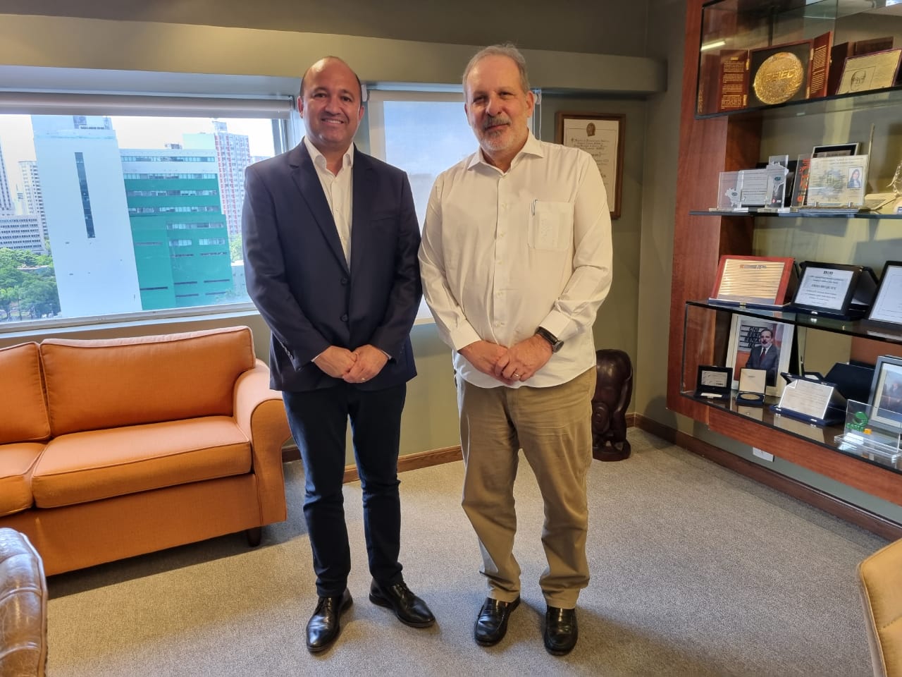 Radomécio Leite, secretário-executivo do Meio Ambiente, dialoga com Armando Monteiro tratando de ...